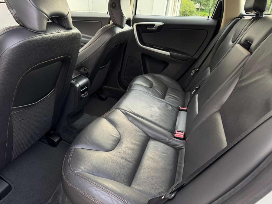White Volvo XC60 2011 in Vilnius, with an engine capacity of 2.40 L and mileage of 292 thousand km for 9950 €, photo 38 on AUTOMOTO.COM.LV