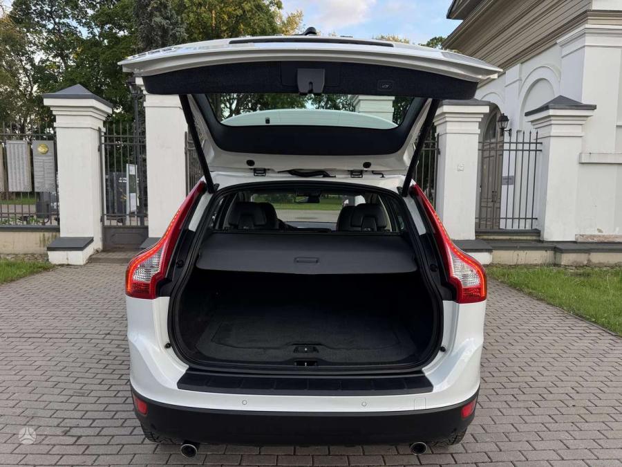 White Volvo XC60 2011 in Vilnius, with an engine capacity of 2.40 L and mileage of 292 thousand km for 9950 €, photo 39 on AUTOMOTO.COM.LV