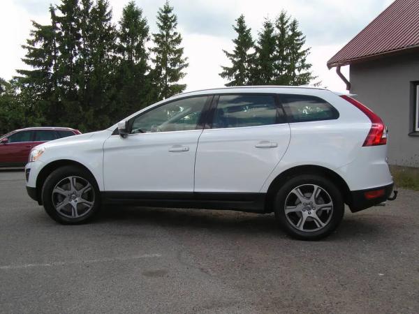 White Volvo XC60 2011 in Sigulda, with an engine capacity of 2.40 L and mileage of 315 thousand km for 9650 €, photo 4 on AUTOMOTO.COM.LV