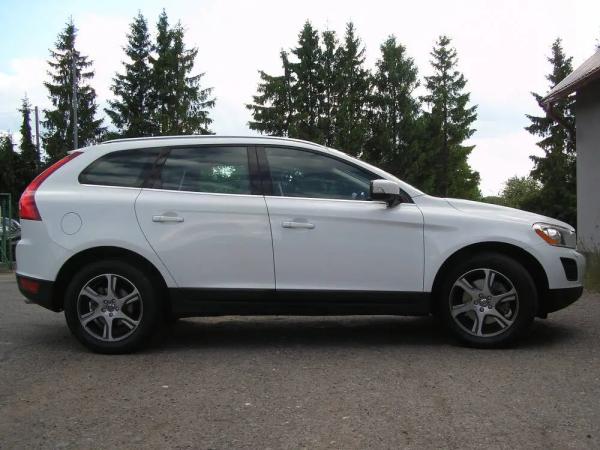 White Volvo XC60 2011 in Sigulda, with an engine capacity of 2.40 L and mileage of 315 thousand km for 9650 €, photo 7 on AUTOMOTO.COM.LV