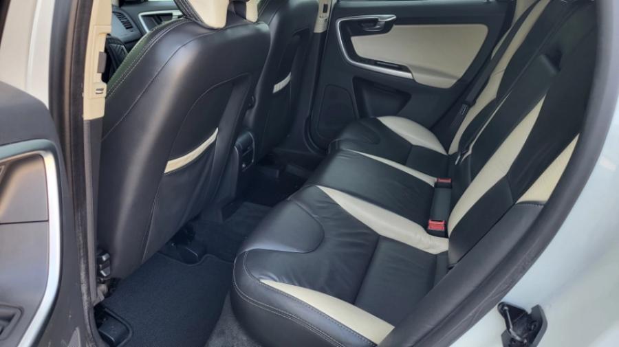 Balts Volvo XC60 2011 Rīga, ar dzinēja tilpumu 2.40 L un nobraukumu 214 tūkst. km par 10700 €, foto 1 vietnē AUTOMOTO.COM.LV