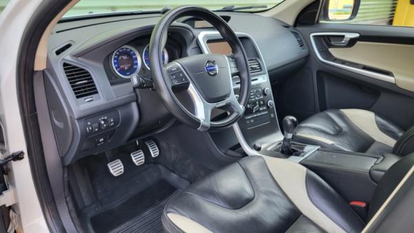 Balts Volvo XC60 2011 Rīga, ar dzinēja tilpumu 2.40 L un nobraukumu 214 tūkst. km par 10700 €, foto 2 vietnē AUTOMOTO.COM.LV