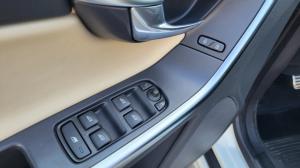 Balts Volvo XC60 2011 Rīga, ar dzinēja tilpumu 2.40 L un nobraukumu 214 tūkst. km par 10700 €, foto 4 vietnē AUTOMOTO.COM.LV