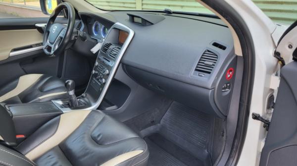 Balts Volvo XC60 2011 Rīga, ar dzinēja tilpumu 2.40 L un nobraukumu 214 tūkst. km par 10700 €, foto 5 vietnē AUTOMOTO.COM.LV