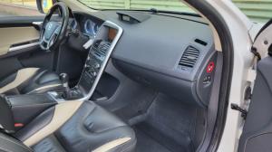 Balts Volvo XC60 2011 Rīga, ar dzinēja tilpumu 2.40 L un nobraukumu 214 tūkst. km par 10700 €, foto 6 vietnē AUTOMOTO.COM.LV