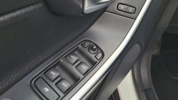 Balts Volvo XC60 2011 Rīga, ar dzinēja tilpumu 2.00 L un nobraukumu 265 tūkst. km par 11300 €, foto 9 vietnē AUTOMOTO.COM.LV