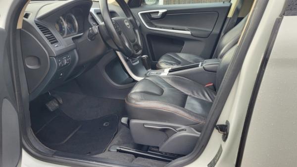 Balts Volvo XC60 2011 Rīga, ar dzinēja tilpumu 2.00 L un nobraukumu 265 tūkst. km par 11300 €, foto 10 vietnē AUTOMOTO.COM.LV