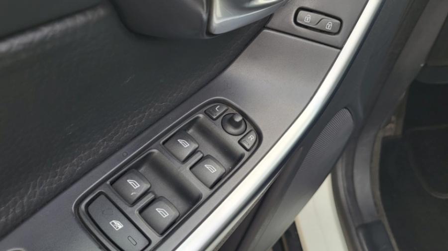 Белый Вольво ХС60 2011 в Рига, объемом двигателя 2.00 л и пробегом 265 тыс. км за 11300 €, фото 10 на AUTOMOTO.COM.LV