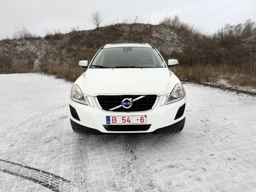White Volvo XC60 2011 in Riga, with an engine capacity of 2.00 L and mileage of 241 thousand km for 7600 €, photo 4 on AUTOMOTO.COM.LV