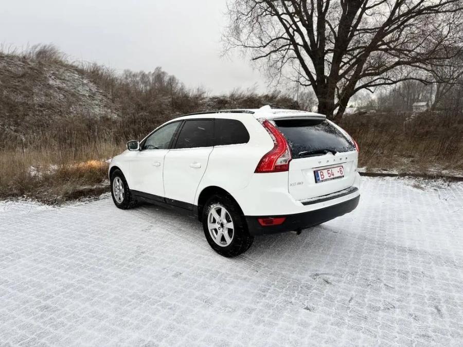 White Volvo XC60 2011 in Riga, with an engine capacity of 2.00 L and mileage of 241 thousand km for 7600 €, photo 5 on AUTOMOTO.COM.LV