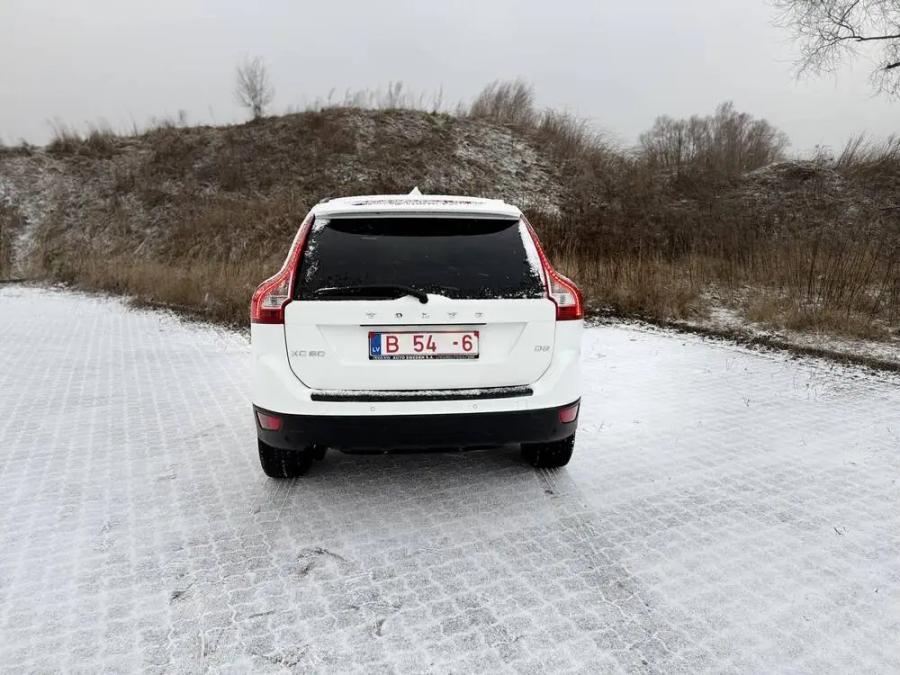 White Volvo XC60 2011 in Riga, with an engine capacity of 2.00 L and mileage of 241 thousand km for 7600 €, photo 6 on AUTOMOTO.COM.LV