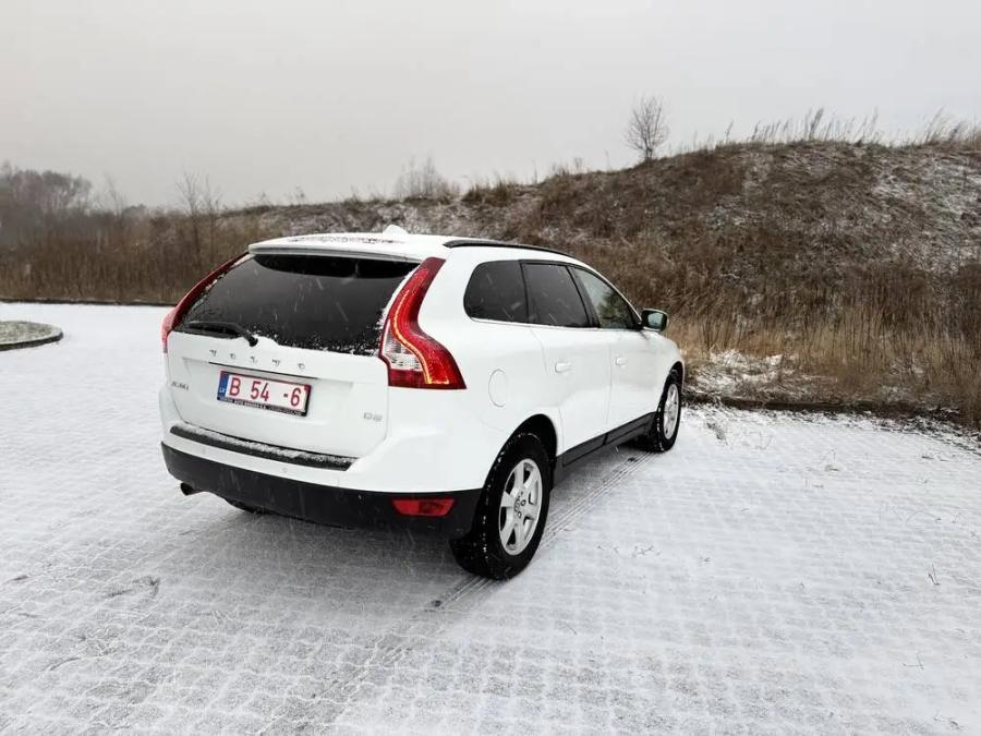 White Volvo XC60 2011 in Riga, with an engine capacity of 2.00 L and mileage of 241 thousand km for 7600 €, photo 7 on AUTOMOTO.COM.LV