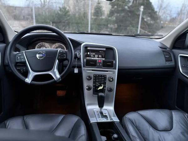 Balts Volvo XC60 2011 Rīga, ar dzinēja tilpumu 2.00 L un nobraukumu 241 tūkst. km par 7600 €, foto 7 vietnē AUTOMOTO.COM.LV