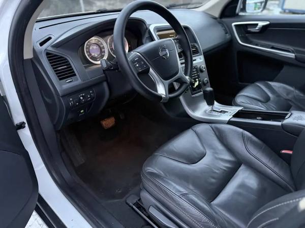 Balts Volvo XC60 2011 Rīga, ar dzinēja tilpumu 2.00 L un nobraukumu 241 tūkst. km par 7600 €, foto 8 vietnē AUTOMOTO.COM.LV