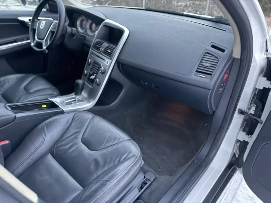 White Volvo XC60 2011 in Riga, with an engine capacity of 2.00 L and mileage of 241 thousand km for 7600 €, photo 10 on AUTOMOTO.COM.LV