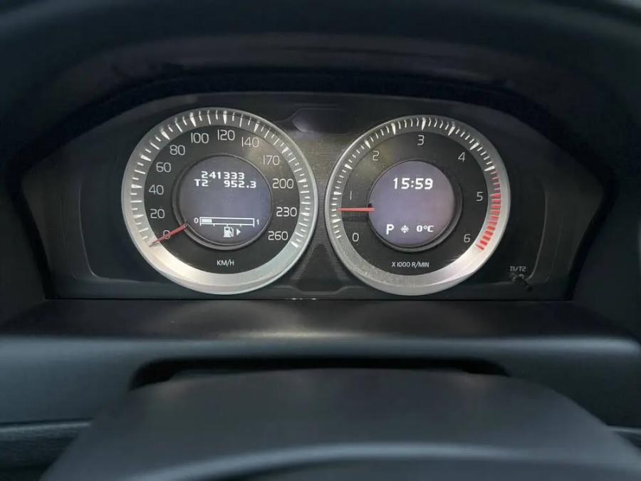 White Volvo XC60 2011 in Riga, with an engine capacity of 2.00 L and mileage of 241 thousand km for 7600 €, photo 13 on AUTOMOTO.COM.LV
