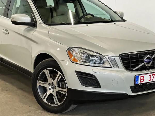 White Volvo XC60 2011 in Jurmala, with an engine capacity of 2.00 L and mileage of 203 thousand km for 10490 €, photo 6 on AUTOMOTO.COM.LV