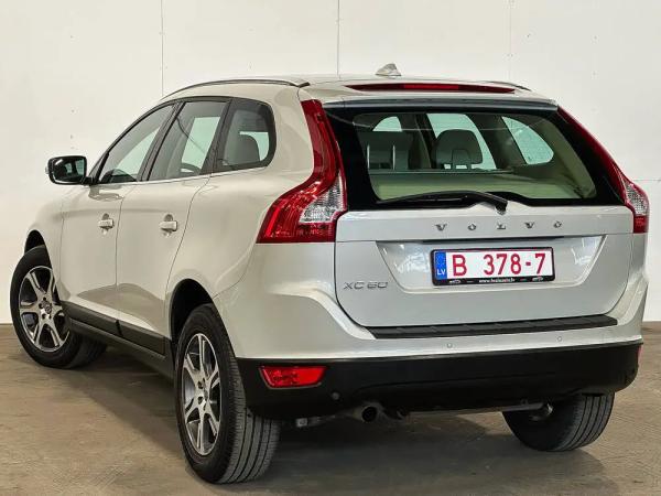 White Volvo XC60 2011 in Jurmala, with an engine capacity of 2.00 L and mileage of 203 thousand km for 10490 €, photo 7 on AUTOMOTO.COM.LV