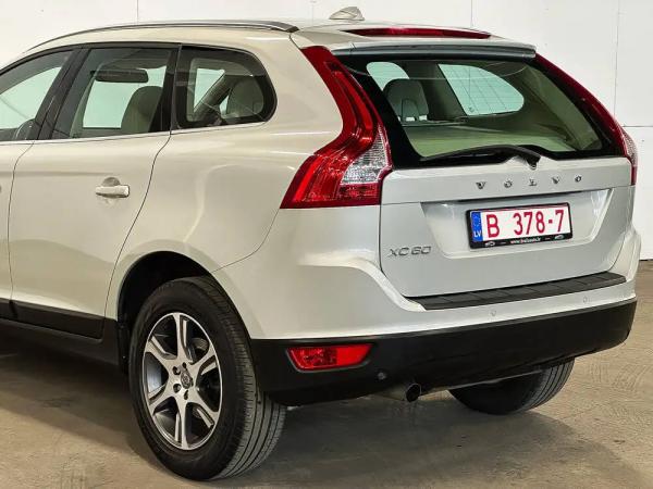 White Volvo XC60 2011 in Jurmala, with an engine capacity of 2.00 L and mileage of 203 thousand km for 10490 €, photo 8 on AUTOMOTO.COM.LV