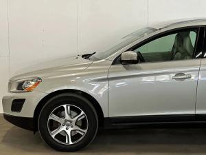 Balts Volvo XC60 2011 Jūrmala, ar dzinēja tilpumu 2.00 L un nobraukumu 203 tūkst. km par 10490 €, foto 19 vietnē AUTOMOTO.COM.LV
