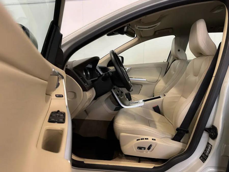 Balts Volvo XC60 2011 Jūrmala, ar dzinēja tilpumu 2.00 L un nobraukumu 203 tūkst. km par 10490 €, foto 22 vietnē AUTOMOTO.COM.LV