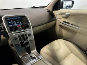 Balts Volvo XC60 2011 Jūrmala, ar dzinēja tilpumu 2.00 L un nobraukumu 203 tūkst. km par 10490 €, foto 26 vietnē AUTOMOTO.COM.LV