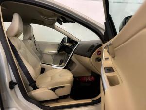 Balts Volvo XC60 2011 Jūrmala, ar dzinēja tilpumu 2.00 L un nobraukumu 203 tūkst. km par 10490 €, foto 28 vietnē AUTOMOTO.COM.LV