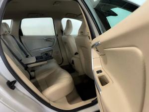 Balts Volvo XC60 2011 Jūrmala, ar dzinēja tilpumu 2.00 L un nobraukumu 203 tūkst. km par 10490 €, foto 29 vietnē AUTOMOTO.COM.LV