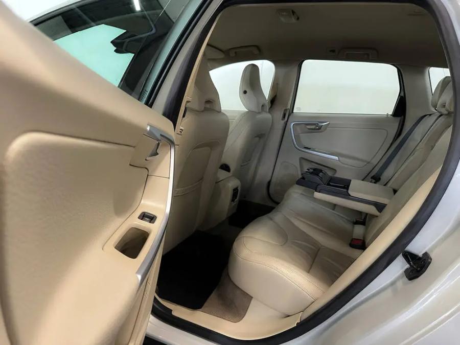 Balts Volvo XC60 2011 Jūrmala, ar dzinēja tilpumu 2.00 L un nobraukumu 203 tūkst. km par 10490 €, foto 30 vietnē AUTOMOTO.COM.LV