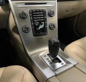 Balts Volvo XC60 2011 Jūrmala, ar dzinēja tilpumu 2.00 L un nobraukumu 203 tūkst. km par 10490 €, foto 33 vietnē AUTOMOTO.COM.LV