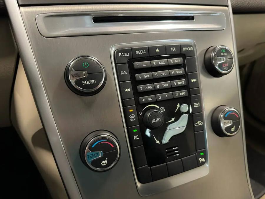 Balts Volvo XC60 2011 Jūrmala, ar dzinēja tilpumu 2.00 L un nobraukumu 203 tūkst. km par 10490 €, foto 35 vietnē AUTOMOTO.COM.LV