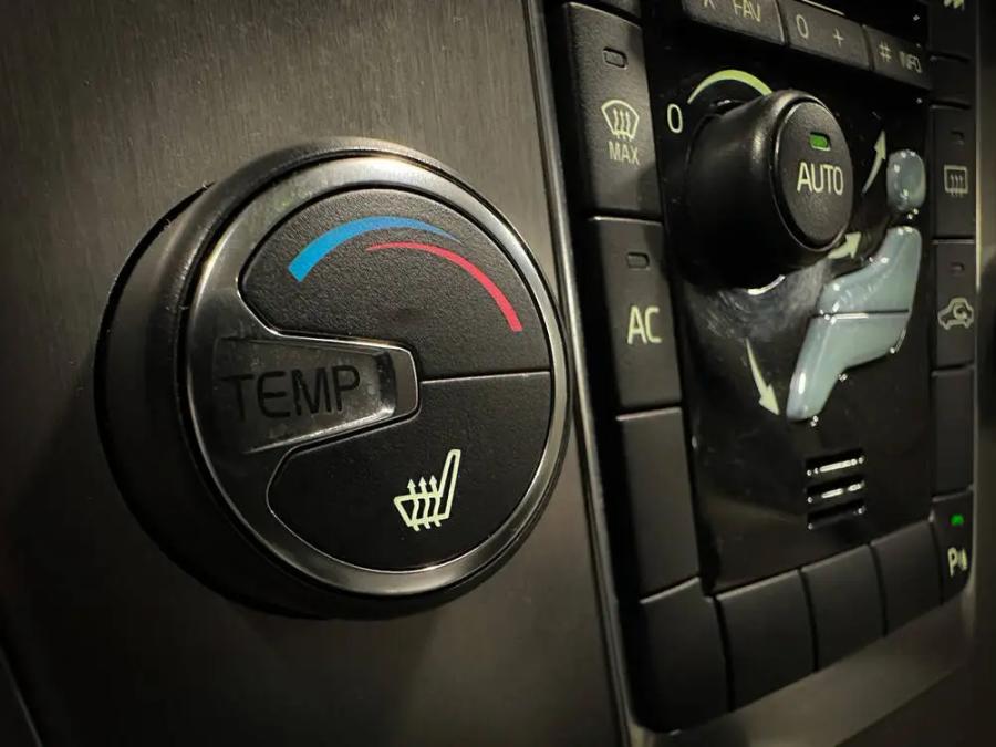 Balts Volvo XC60 2011 Jūrmala, ar dzinēja tilpumu 2.00 L un nobraukumu 203 tūkst. km par 10490 €, foto 36 vietnē AUTOMOTO.COM.LV