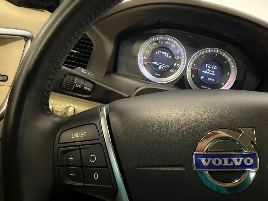 Balts Volvo XC60 2011 Jūrmala, ar dzinēja tilpumu 2.00 L un nobraukumu 203 tūkst. km par 10490 €, foto 38 vietnē AUTOMOTO.COM.LV
