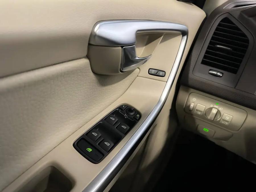 Balts Volvo XC60 2011 Jūrmala, ar dzinēja tilpumu 2.00 L un nobraukumu 203 tūkst. km par 10490 €, foto 39 vietnē AUTOMOTO.COM.LV