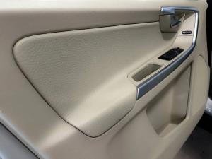 Balts Volvo XC60 2011 Jūrmala, ar dzinēja tilpumu 2.00 L un nobraukumu 203 tūkst. km par 10490 €, foto 40 vietnē AUTOMOTO.COM.LV