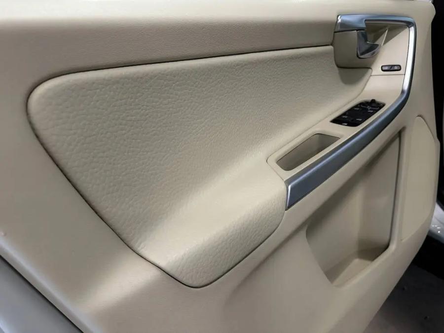 Balts Volvo XC60 2011 Jūrmala, ar dzinēja tilpumu 2.00 L un nobraukumu 203 tūkst. km par 10490 €, foto 40 vietnē AUTOMOTO.COM.LV