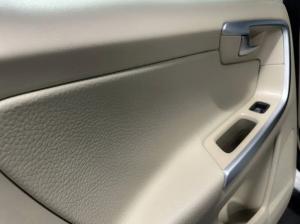 Balts Volvo XC60 2011 Jūrmala, ar dzinēja tilpumu 2.00 L un nobraukumu 203 tūkst. km par 10490 €, foto 43 vietnē AUTOMOTO.COM.LV