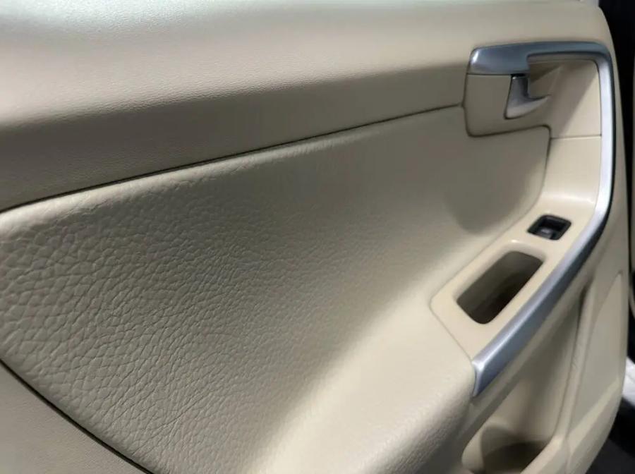 Balts Volvo XC60 2011 Jūrmala, ar dzinēja tilpumu 2.00 L un nobraukumu 203 tūkst. km par 10490 €, foto 43 vietnē AUTOMOTO.COM.LV