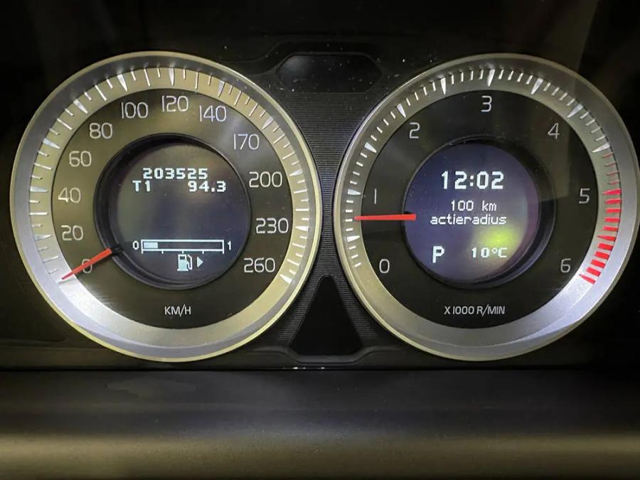 Balts Volvo XC60 2011 Jūrmala, ar dzinēja tilpumu 2.00 L un nobraukumu 203 tūkst. km par 10490 €, foto 46 vietnē AUTOMOTO.COM.LV