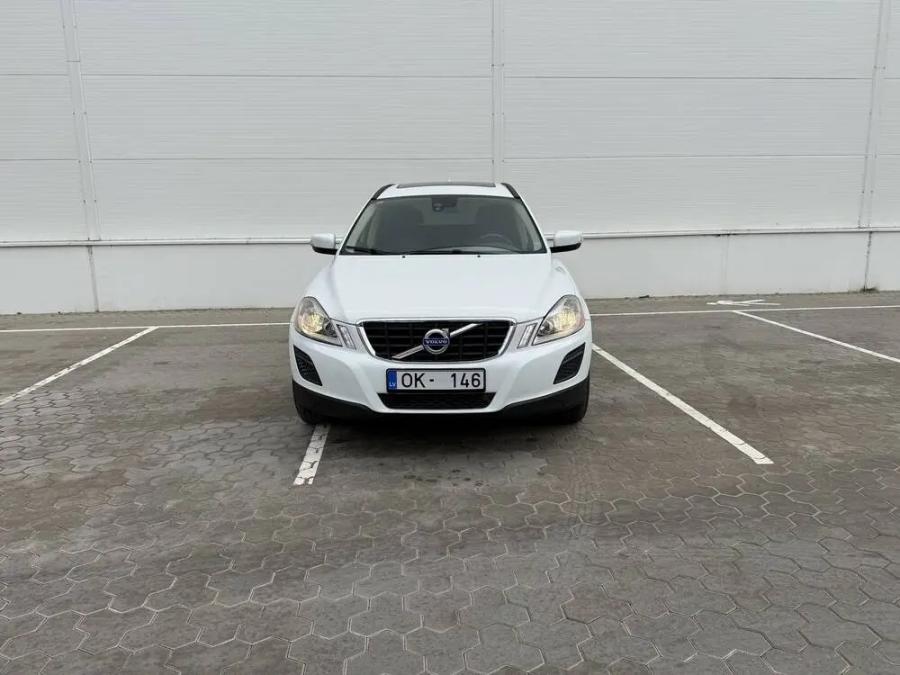 White Volvo XC60 2011 in Riga, with an engine capacity of 2.00 L and mileage of 241 thousand km for 4000 €, photo 4 on AUTOMOTO.COM.LV