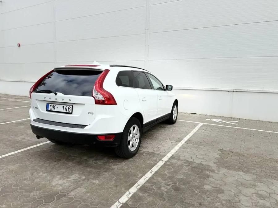 White Volvo XC60 2011 in Riga, with an engine capacity of 2.00 L and mileage of 241 thousand km for 4000 €, photo 5 on AUTOMOTO.COM.LV