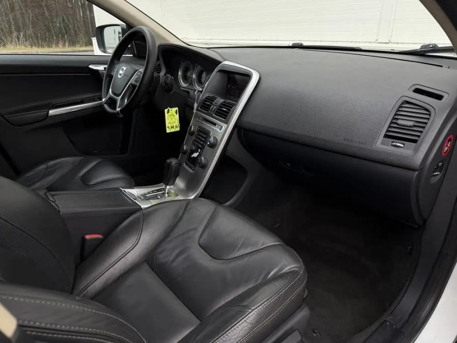 White Volvo XC60 2011 in Riga, with an engine capacity of 2.00 L and mileage of 241 thousand km for 4000 €, photo 9 on AUTOMOTO.COM.LV