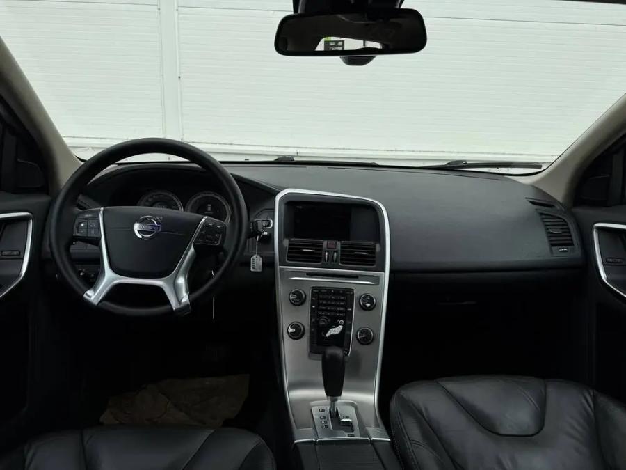 White Volvo XC60 2011 in Riga, with an engine capacity of 2.00 L and mileage of 241 thousand km for 4000 €, photo 10 on AUTOMOTO.COM.LV