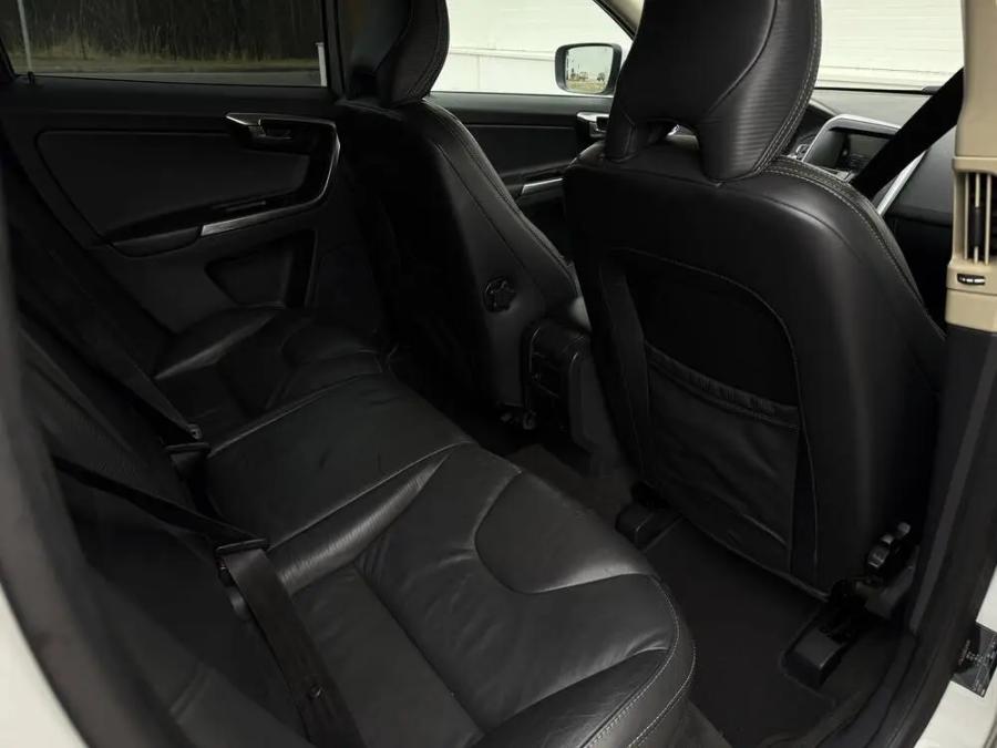 White Volvo XC60 2011 in Riga, with an engine capacity of 2.00 L and mileage of 241 thousand km for 4000 €, photo 11 on AUTOMOTO.COM.LV