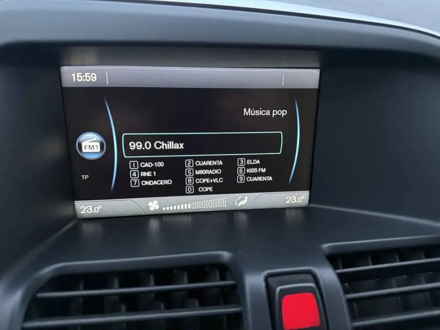 White Volvo XC60 2011 in Riga, with an engine capacity of 2.00 L and mileage of 241 thousand km for 4000 €, photo 15 on AUTOMOTO.COM.LV