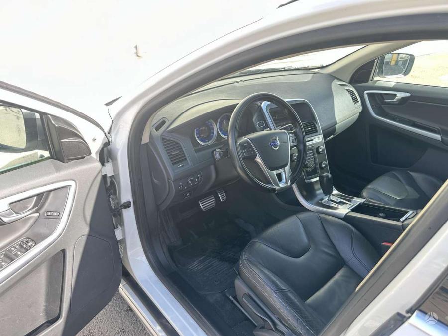 Balts Volvo XC60 2011 Šauļi, ar dzinēja tilpumu 2.40 L un nobraukumu 197 tūkst. km par 9999 €, foto 16 vietnē AUTOMOTO.COM.LV