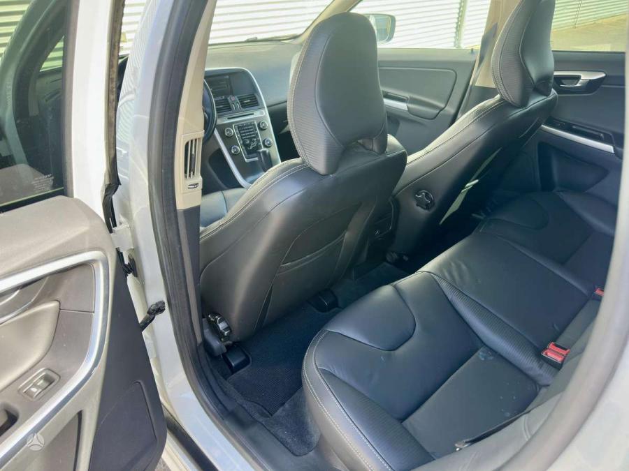 Balts Volvo XC60 2011 Šauļi, ar dzinēja tilpumu 2.40 L un nobraukumu 197 tūkst. km par 9999 €, foto 19 vietnē AUTOMOTO.COM.LV