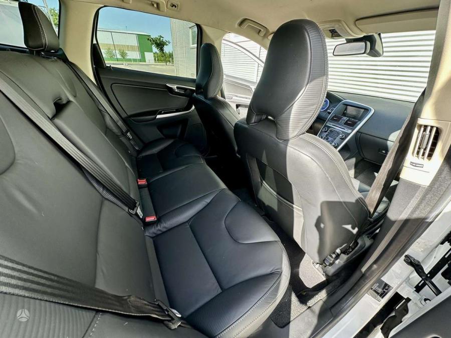 Balts Volvo XC60 2011 Šauļi, ar dzinēja tilpumu 2.40 L un nobraukumu 197 tūkst. km par 9999 €, foto 21 vietnē AUTOMOTO.COM.LV