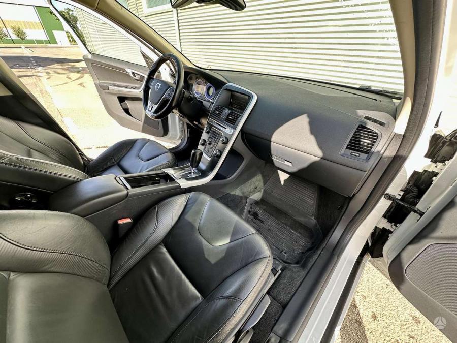 Balts Volvo XC60 2011 Šauļi, ar dzinēja tilpumu 2.40 L un nobraukumu 197 tūkst. km par 9999 €, foto 22 vietnē AUTOMOTO.COM.LV