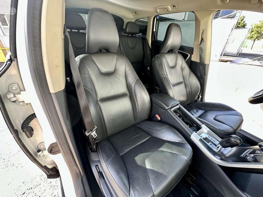 Balts Volvo XC60 2011 Šauļi, ar dzinēja tilpumu 2.40 L un nobraukumu 197 tūkst. km par 9999 €, foto 23 vietnē AUTOMOTO.COM.LV